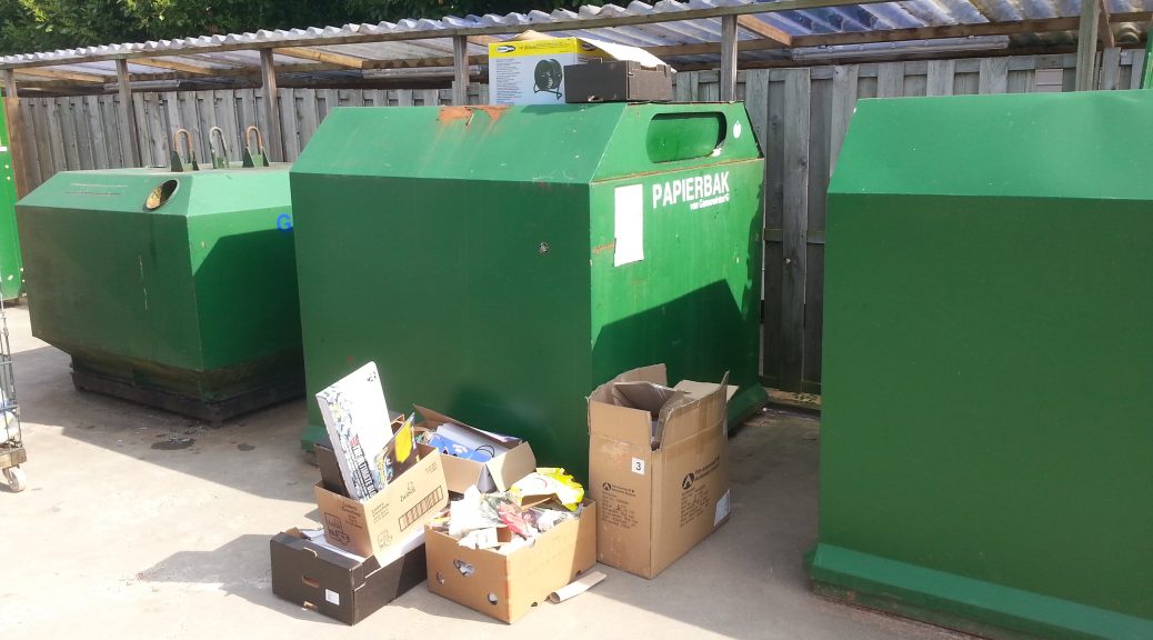 Papiercontainers S.v.p dozen plat maken en alle papier in de container ...